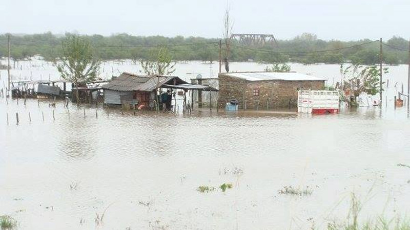 Videos: "Aulas contenedor" que se llueven y las familias inundadas en ...