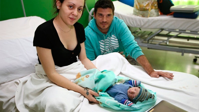 Tomás es el bebé que nació en el primer parto acuático de una ...