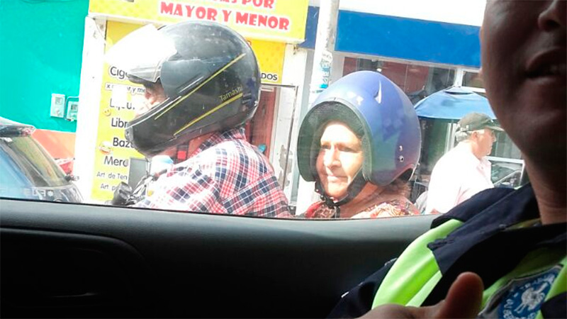 Dado vuelta: el casco mal colocado que se hace viral | Elonce.com