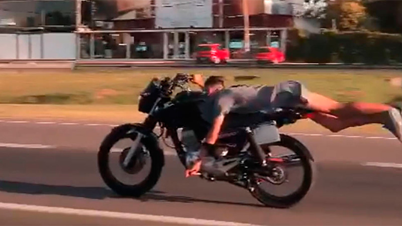 Video: Circulaba acostado en su moto y a 130 km/h en la Panamericana ...