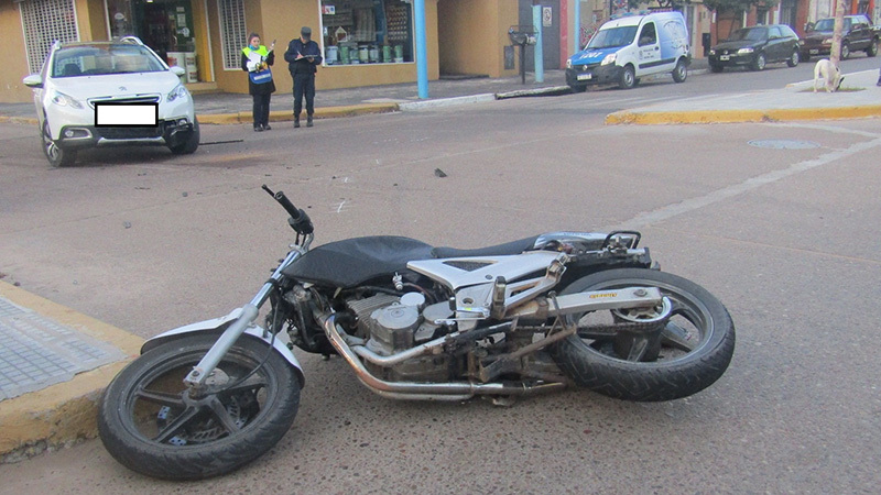 Motociclista Sufrió Fracturas Tras Chocar Contra Un Auto 1555