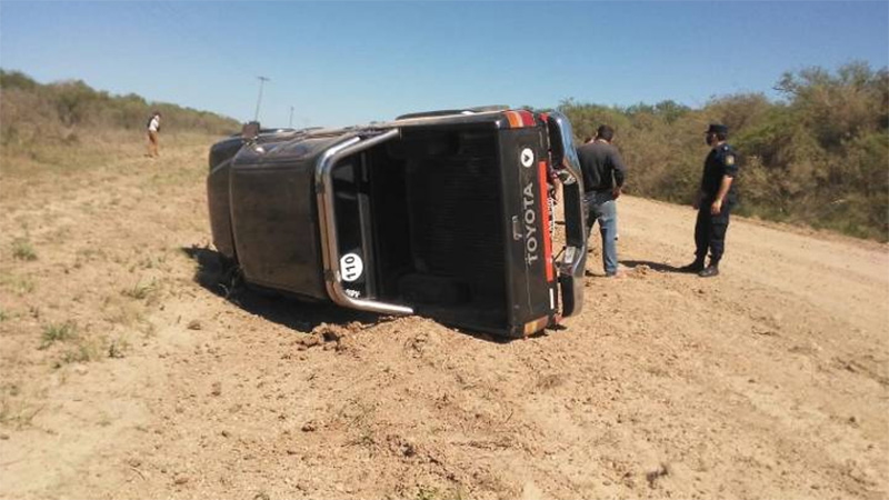 Conducía una camioneta en un camino de ripio y volcó | Elonce.com
