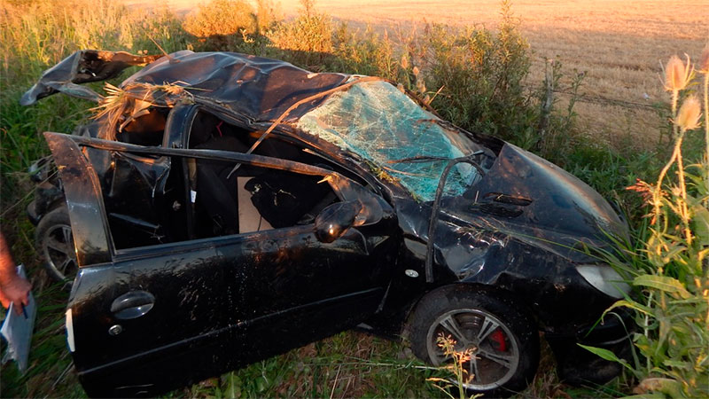 Familia se salvó de “milagro” luego de tremendo vuelco: el auto quedó ...