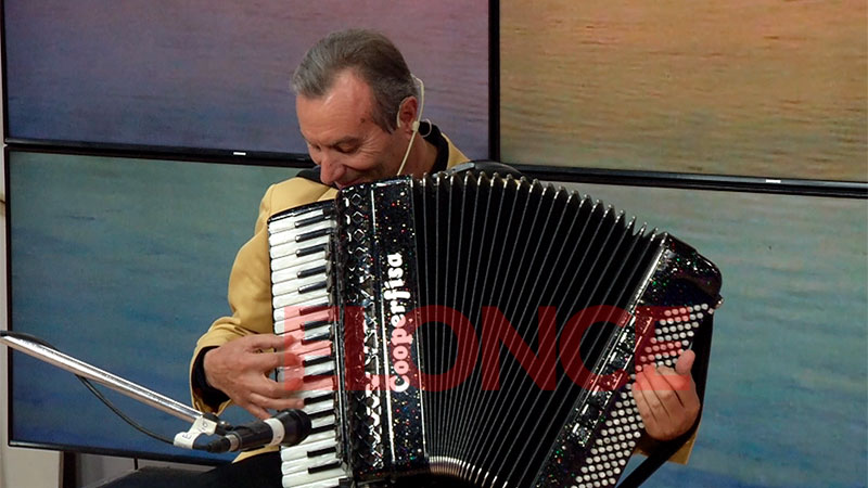 El acordeonista italiano, Mario Toscano, tocó en vivo por la pantalla ...