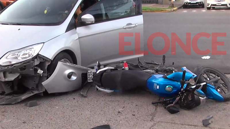 Dos Hospitalizados Tras Fuerte Choque Entre Un Auto Y Una Moto