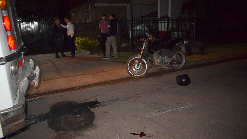 Joven Sufrió Fracturas Al Chocar Su Moto Contra El Micro De Un Grupo De