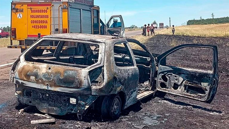 Un auto quedó destruido al incendiarse mientras circulaba por la ...