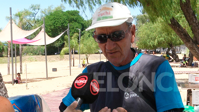 José Alberto, el heladero que refresca a quienes visitan las playas de ...