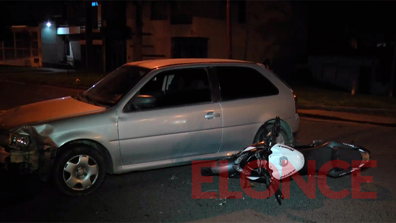 Choque entre moto y auto: el motociclista debió ser hospitalizado ...