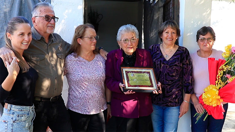 Doña Carolina cumplió 100 años y recibió distinción: "Estoy feliz y con ...