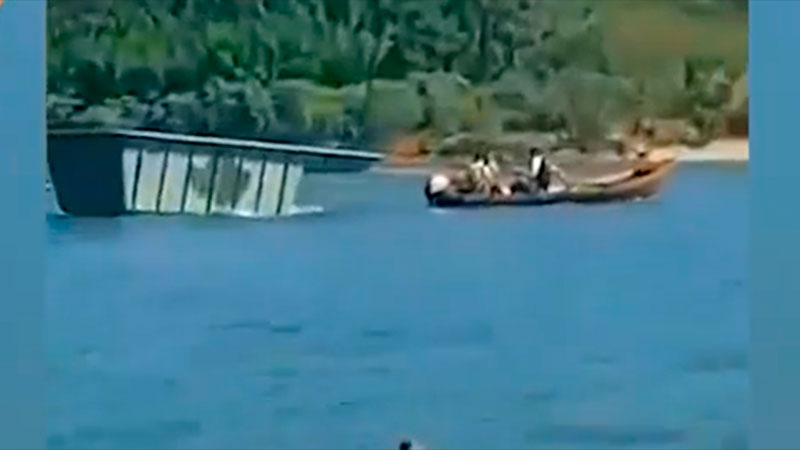 Video de insólito contrabando por el río Paraná: canoa lleva de tiro ...