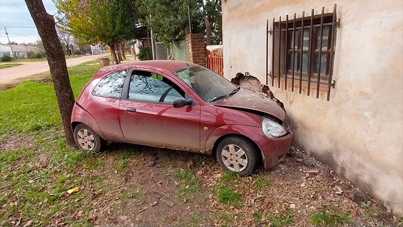 Auto se incrustó en una casa a la madrugada y el conductor abandonó el ...