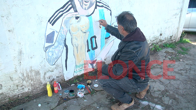 Pintor plasma la figura de Messi en un mural en Colonia Avellaneda ...