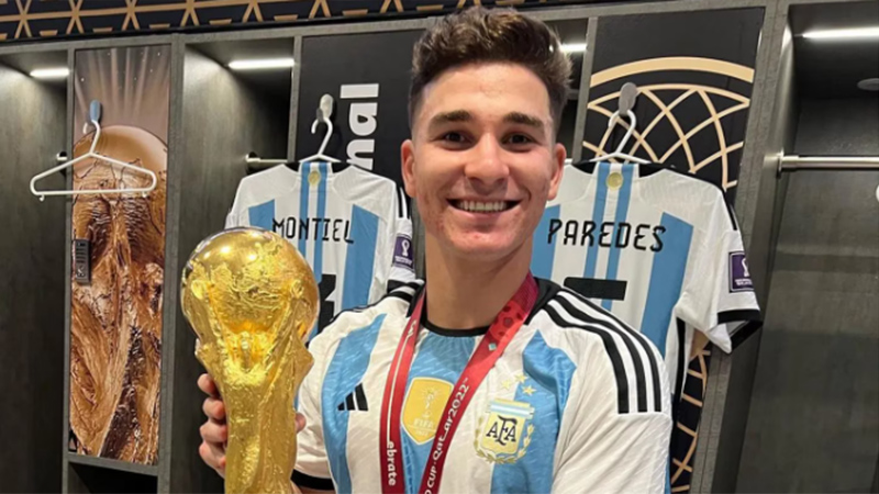 Julián Álvarez Mostró Todas Las Medallas Que Ganó Un Año