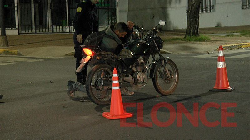 Choque de motos en esquina semaforizada: los motociclistas resultaron ...