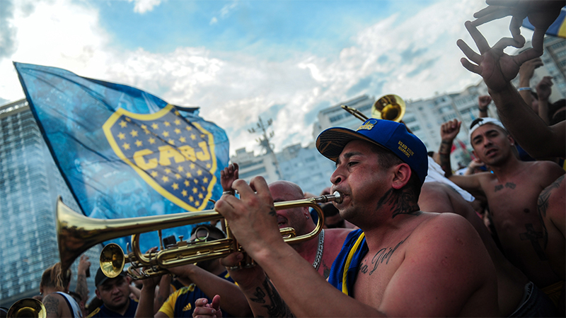 Miles de hinchas de Boca coparon la playa de Copacabana con un ...