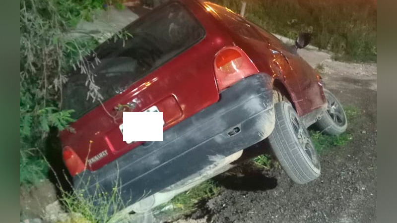 Alcoholizado quedó con su auto en una zanja hasta que llegó la Policía ...