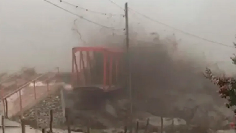 Impactante video: impresionante crecida del río destrozó un puente en ...