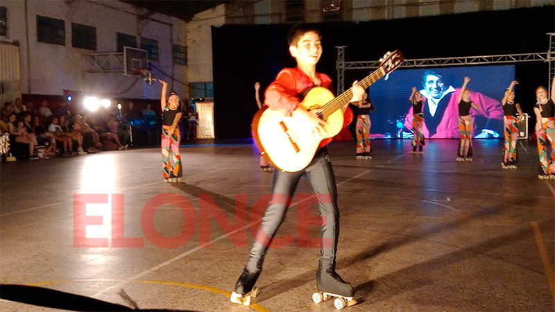 Un niño homenajeó a Sandro durante su presentación de patín artístico ...