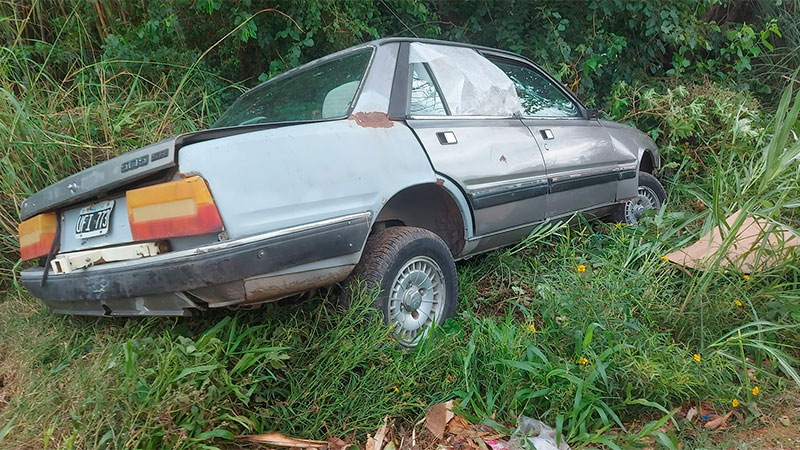 Un auto cayó en una zanja en Paraná y dos personas resultaron ...