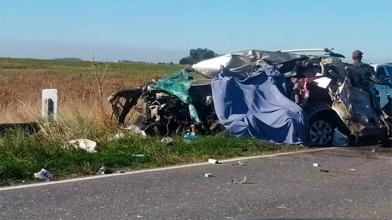 Dos turistas murieron tras choque frontal entre minivan y un camión en ...