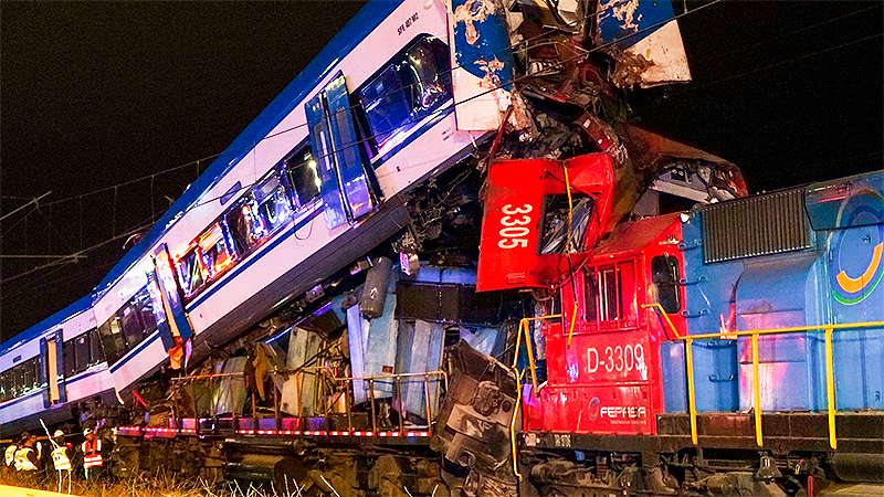 Al menos dos personas murieron en un choque de trenes en Chile | Elonce.com