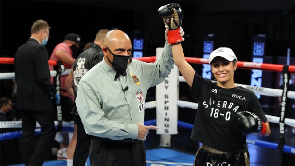 Impresionante nocaut de Seniesa Estrada a Miranda Adkins en solo 7 ...