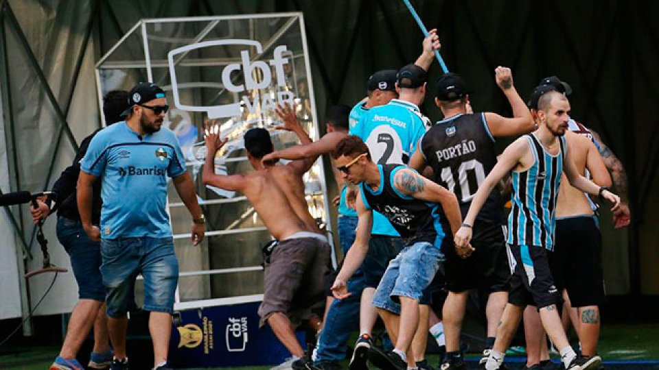 Video: Gremio perdió como local y sus hinchas destrozaron la cabina del ...