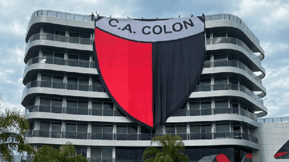 La imponente bandera de Colón en el hotel que también comparte con ...