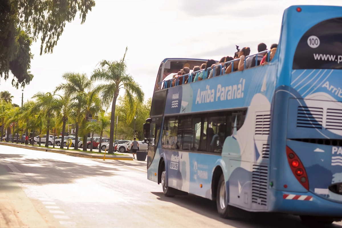 Vecinos y turistas disfrutan de los paseos en el Bus Turístico | Elonce.com