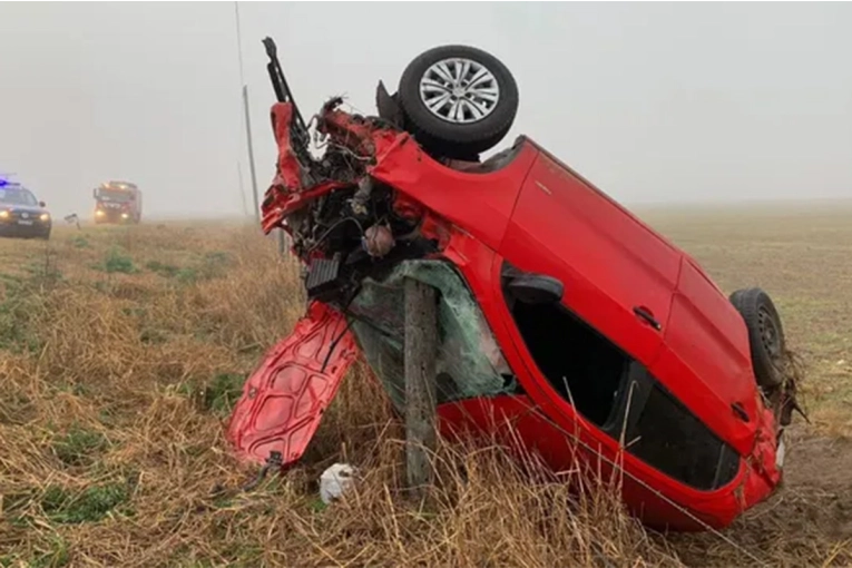 Auto quedó destruido tras un vuelco y el conductor resultó herido ...