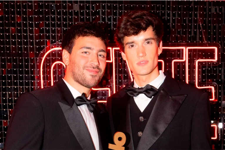 Lizardo Ponce ganó un premio y lo celebró con su novio | Elonce.com
