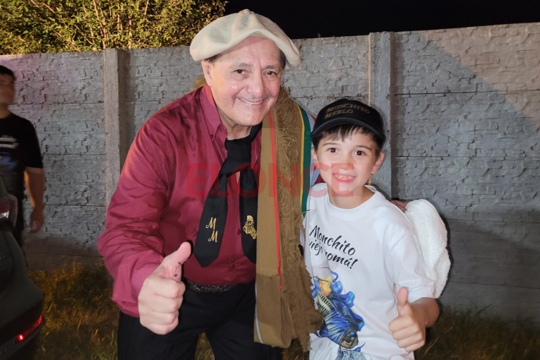 Monchito Merlo le firmó la remera a pequeño fanático del chamamé ...