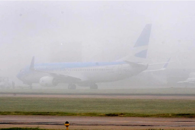 La niebla genera demoras y desvíos de vuelos en Ezeiza | Elonce.com