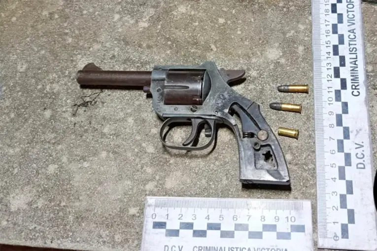 Detuvieron a un joven que merodeaba una plaza y estaba armado | Elonce.com