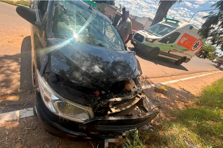 Violento choque contra un árbol dejó un auto totalmente destrozado ...