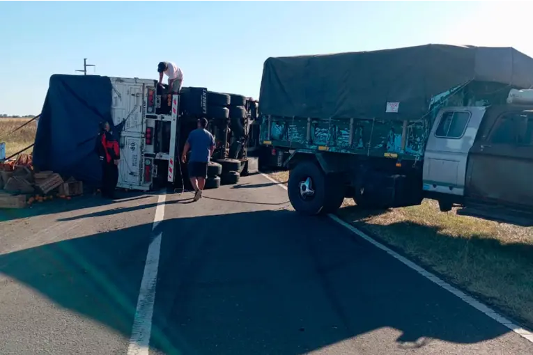 Volcó un acoplado con cítricos en la Ruta Nacional 18 | Elonce.com
