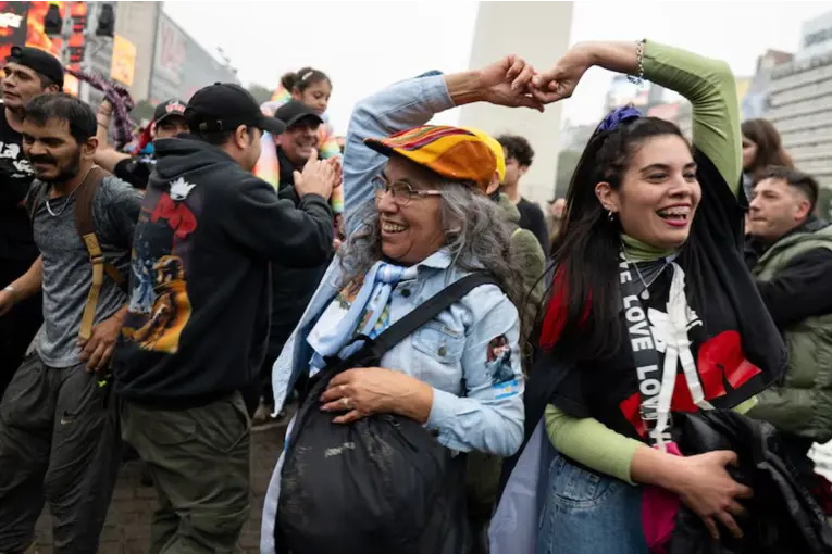 Último adiós al Indio Solari: banderazo en el Obelisco | Elonce.com
