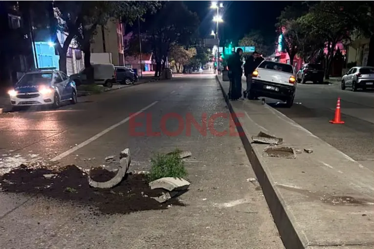Accidente en avenida Ramírez: ebrio chocó contra el cantero central ...